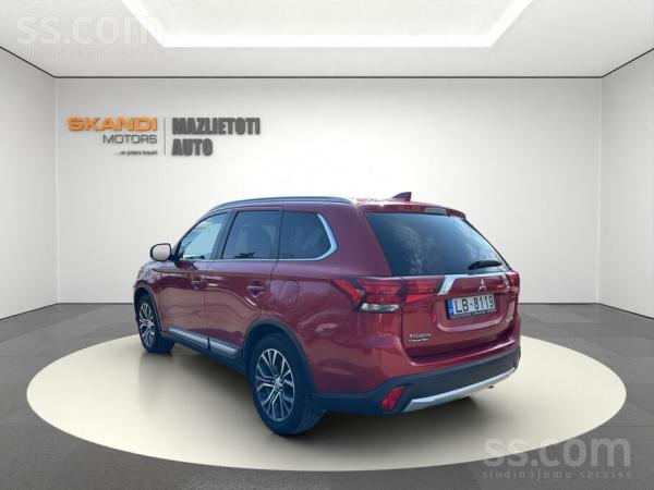 Red Mitsubishi Outlander 2017 in Riga, with an engine capacity of 2.00 L and mileage of 78 thousand km for 14990 €, photo 4 on AUTOMOTO.COM.LV