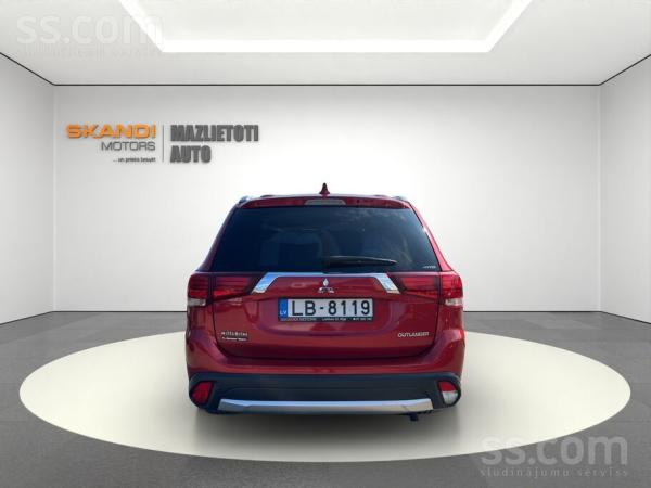 Red Mitsubishi Outlander 2017 in Riga, with an engine capacity of 2.00 L and mileage of 78 thousand km for 14990 €, photo 5 on AUTOMOTO.COM.LV