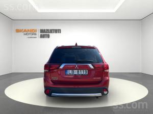 Red Mitsubishi Outlander 2017 in Riga, with an engine capacity of 2.00 L and mileage of 78 thousand km for 14990 €, photo 6 on AUTOMOTO.COM.LV