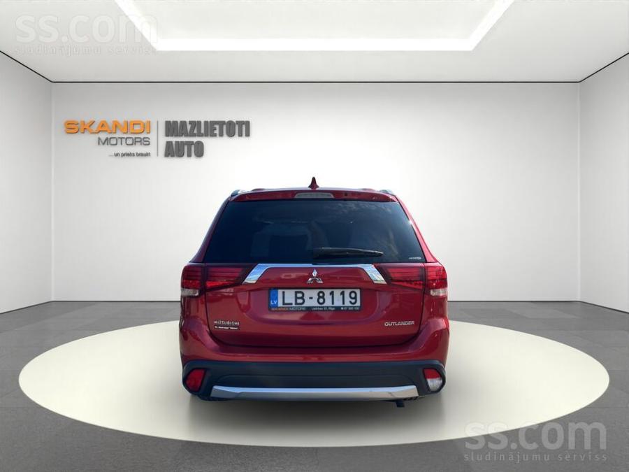 Red Mitsubishi Outlander 2017 in Riga, with an engine capacity of 2.00 L and mileage of 78 thousand km for 14990 €, photo 6 on AUTOMOTO.COM.LV