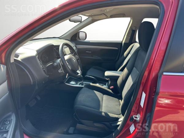 Red Mitsubishi Outlander 2017 in Riga, with an engine capacity of 2.00 L and mileage of 78 thousand km for 14990 €, photo 9 on AUTOMOTO.COM.LV