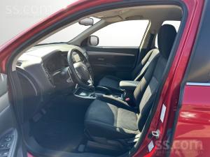 Red Mitsubishi Outlander 2017 in Riga, with an engine capacity of 2.00 L and mileage of 78 thousand km for 14990 €, photo 10 on AUTOMOTO.COM.LV