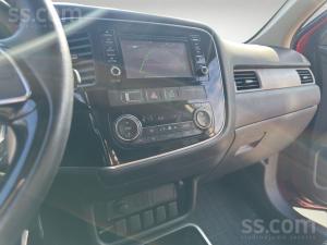 Red Mitsubishi Outlander 2017 in Riga, with an engine capacity of 2.00 L and mileage of 78 thousand km for 14990 €, photo 16 on AUTOMOTO.COM.LV