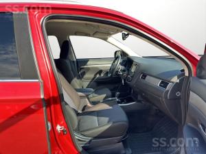 Red Mitsubishi Outlander 2017 in Riga, with an engine capacity of 2.00 L and mileage of 78 thousand km for 14990 €, photo 17 on AUTOMOTO.COM.LV
