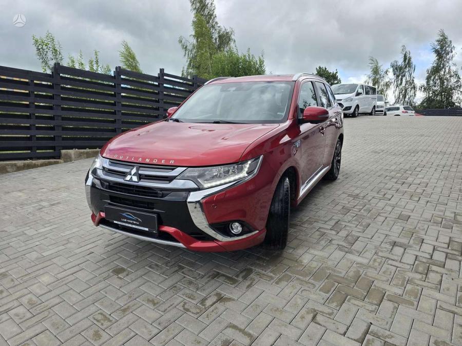 Red Mitsubishi Outlander 2017 in Telschi, with an engine capacity of 2.00 L and mileage of 266 thousand km for 10999 €, photo 1 on AUTOMOTO.COM.LV