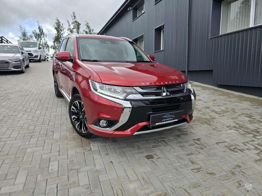 Red Mitsubishi Outlander 2017 in Telschi, with an engine capacity of 2.00 L and mileage of 266 thousand km for 10999 €, photo 4 on AUTOMOTO.COM.LV
