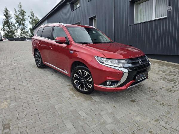 Red Mitsubishi Outlander 2017 in Telschi, with an engine capacity of 2.00 L and mileage of 266 thousand km for 10999 €, photo 4 on AUTOMOTO.COM.LV