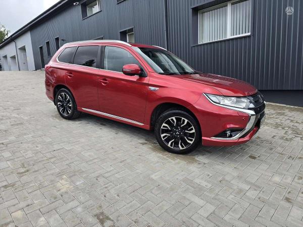 Red Mitsubishi Outlander 2017 in Telschi, with an engine capacity of 2.00 L and mileage of 266 thousand km for 10999 €, photo 5 on AUTOMOTO.COM.LV