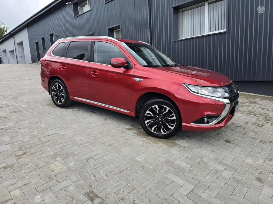 Red Mitsubishi Outlander 2017 in Telschi, with an engine capacity of 2.00 L and mileage of 266 thousand km for 10999 €, photo 6 on AUTOMOTO.COM.LV