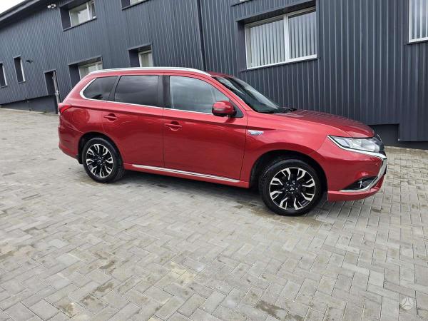 Red Mitsubishi Outlander 2017 in Telschi, with an engine capacity of 2.00 L and mileage of 266 thousand km for 10999 €, photo 6 on AUTOMOTO.COM.LV