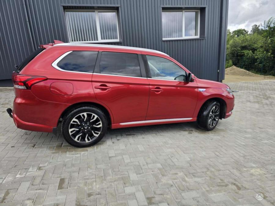 Red Mitsubishi Outlander 2017 in Telschi, with an engine capacity of 2.00 L and mileage of 266 thousand km for 10999 €, photo 8 on AUTOMOTO.COM.LV
