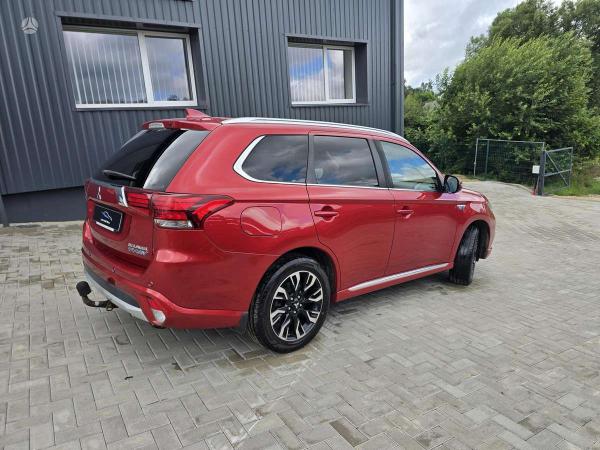 Red Mitsubishi Outlander 2017 in Telschi, with an engine capacity of 2.00 L and mileage of 266 thousand km for 10999 €, photo 8 on AUTOMOTO.COM.LV