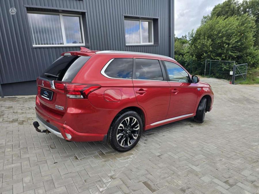 Red Mitsubishi Outlander 2017 in Telschi, with an engine capacity of 2.00 L and mileage of 266 thousand km for 10999 €, photo 9 on AUTOMOTO.COM.LV