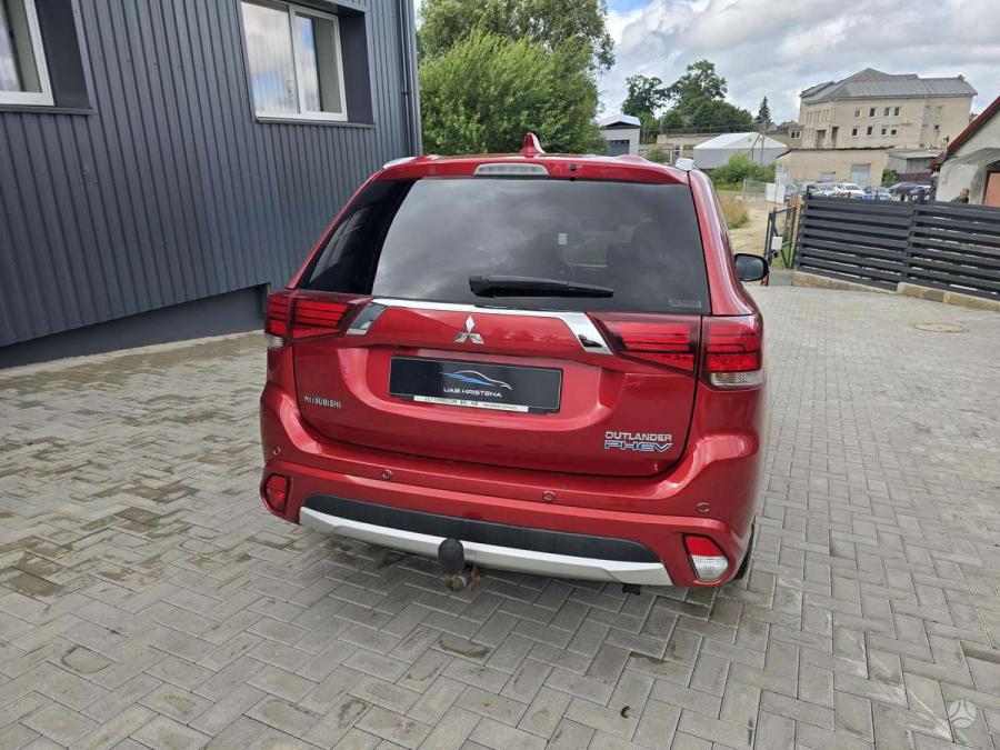 Red Mitsubishi Outlander 2017 in Telschi, with an engine capacity of 2.00 L and mileage of 266 thousand km for 10999 €, photo 11 on AUTOMOTO.COM.LV