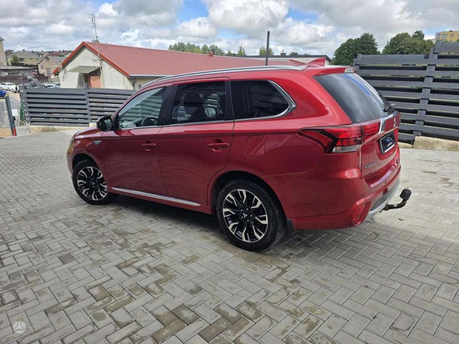 Red Mitsubishi Outlander 2017 in Telschi, with an engine capacity of 2.00 L and mileage of 266 thousand km for 10999 €, photo 13 on AUTOMOTO.COM.LV