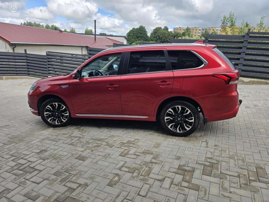 Red Mitsubishi Outlander 2017 in Telschi, with an engine capacity of 2.00 L and mileage of 266 thousand km for 10999 €, photo 14 on AUTOMOTO.COM.LV