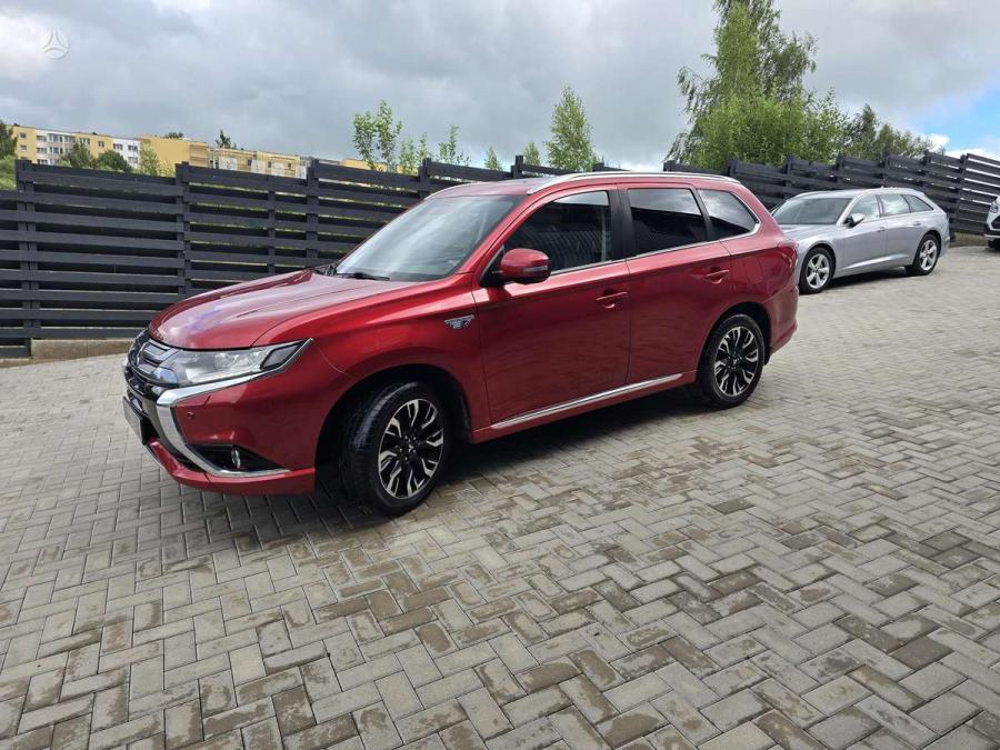 Red Mitsubishi Outlander 2017 in Telschi, with an engine capacity of 2.00 L and mileage of 266 thousand km for 10999 €, photo 15 on AUTOMOTO.COM.LV