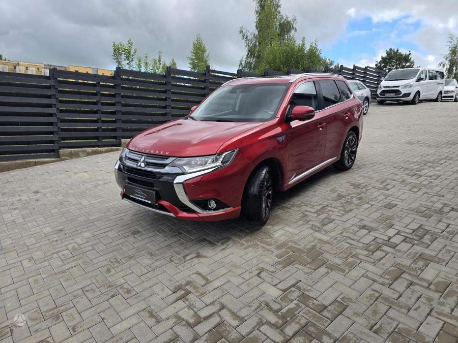 Red Mitsubishi Outlander 2017 in Telschi, with an engine capacity of 2.00 L and mileage of 266 thousand km for 10999 €, photo 16 on AUTOMOTO.COM.LV