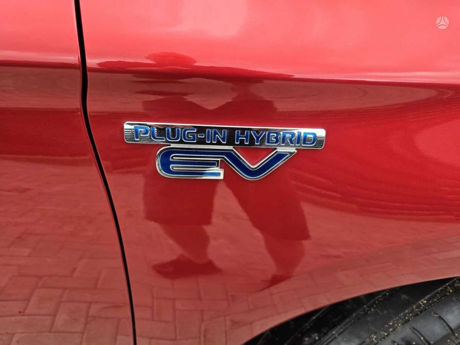 Red Mitsubishi Outlander 2017 in Telschi, with an engine capacity of 2.00 L and mileage of 266 thousand km for 10999 €, photo 18 on AUTOMOTO.COM.LV