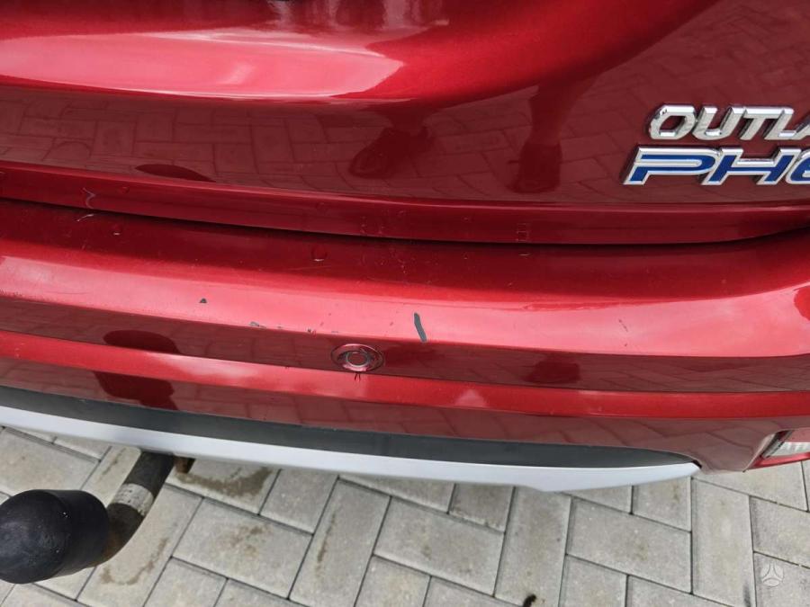 Red Mitsubishi Outlander 2017 in Telschi, with an engine capacity of 2.00 L and mileage of 266 thousand km for 10999 €, photo 20 on AUTOMOTO.COM.LV