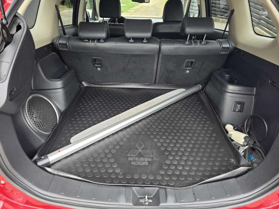Red Mitsubishi Outlander 2017 in Telschi, with an engine capacity of 2.00 L and mileage of 266 thousand km for 10999 €, photo 25 on AUTOMOTO.COM.LV