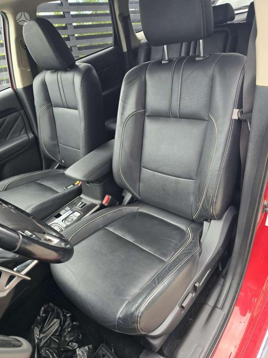 Red Mitsubishi Outlander 2017 in Telschi, with an engine capacity of 2.00 L and mileage of 266 thousand km for 10999 €, photo 32 on AUTOMOTO.COM.LV