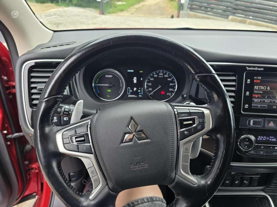Red Mitsubishi Outlander 2017 in Telschi, with an engine capacity of 2.00 L and mileage of 266 thousand km for 10999 €, photo 35 on AUTOMOTO.COM.LV