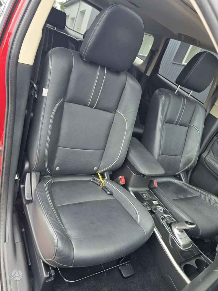 Red Mitsubishi Outlander 2017 in Telschi, with an engine capacity of 2.00 L and mileage of 266 thousand km for 10999 €, photo 42 on AUTOMOTO.COM.LV