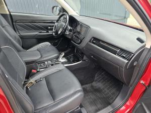 Red Mitsubishi Outlander 2017 in Telschi, with an engine capacity of 2.00 L and mileage of 266 thousand km for 10999 €, photo 43 on AUTOMOTO.COM.LV