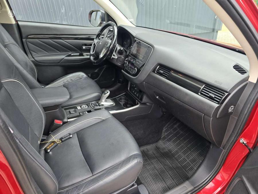 Red Mitsubishi Outlander 2017 in Telschi, with an engine capacity of 2.00 L and mileage of 266 thousand km for 10999 €, photo 43 on AUTOMOTO.COM.LV
