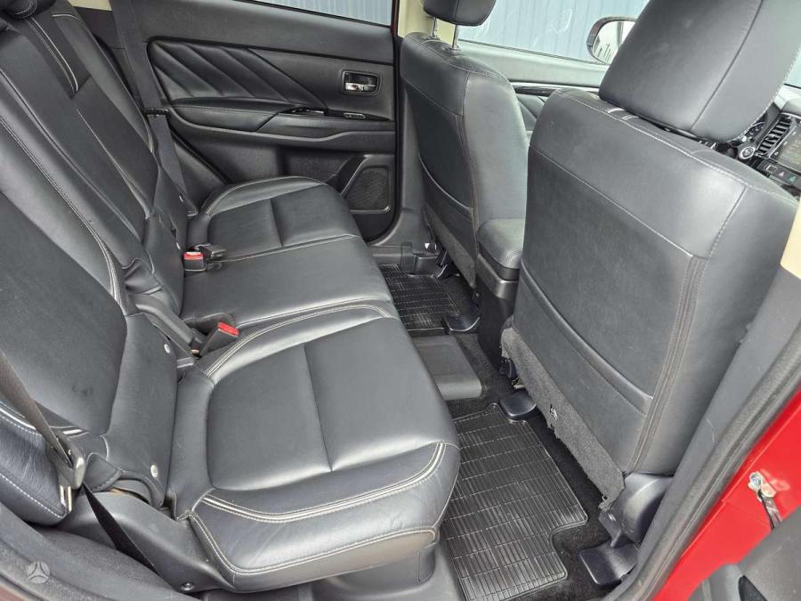 Red Mitsubishi Outlander 2017 in Telschi, with an engine capacity of 2.00 L and mileage of 266 thousand km for 10999 €, photo 46 on AUTOMOTO.COM.LV