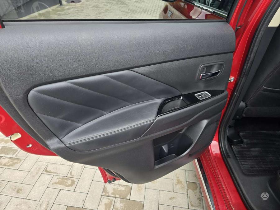 Red Mitsubishi Outlander 2017 in Telschi, with an engine capacity of 2.00 L and mileage of 266 thousand km for 10999 €, photo 48 on AUTOMOTO.COM.LV