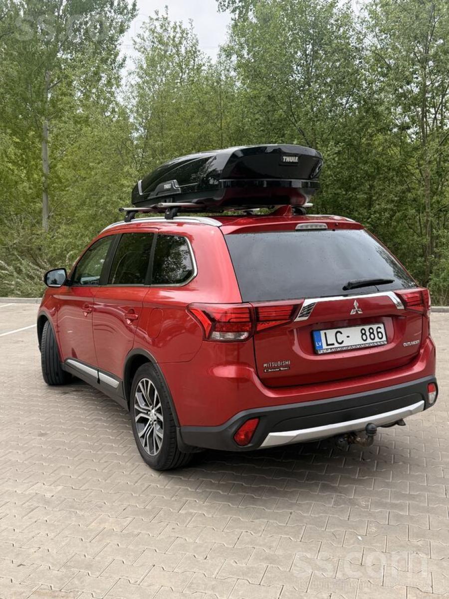 Red Mitsubishi Outlander 2017 in Riga, with an engine capacity of 2.00 L and mileage of 214 thousand km for 11700 €, photo 4 on AUTOMOTO.COM.LV