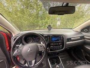 Red Mitsubishi Outlander 2017 in Riga, with an engine capacity of 2.00 L and mileage of 214 thousand km for 11700 €, photo 8 on AUTOMOTO.COM.LV