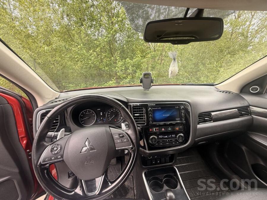 Red Mitsubishi Outlander 2017 in Riga, with an engine capacity of 2.00 L and mileage of 214 thousand km for 11700 €, photo 8 on AUTOMOTO.COM.LV