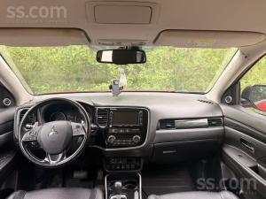 Red Mitsubishi Outlander 2017 in Riga, with an engine capacity of 2.00 L and mileage of 214 thousand km for 11700 €, photo 9 on AUTOMOTO.COM.LV