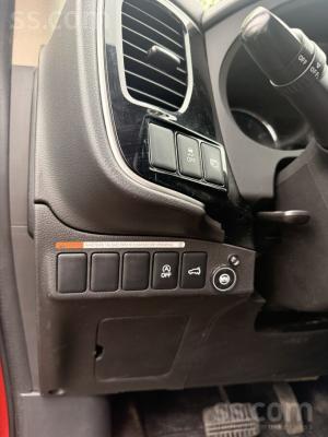 Red Mitsubishi Outlander 2017 in Riga, with an engine capacity of 2.00 L and mileage of 214 thousand km for 11700 €, photo 10 on AUTOMOTO.COM.LV