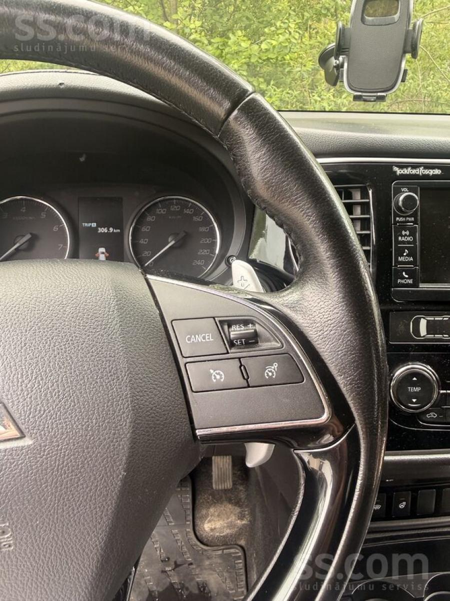 Red Mitsubishi Outlander 2017 in Riga, with an engine capacity of 2.00 L and mileage of 214 thousand km for 11700 €, photo 11 on AUTOMOTO.COM.LV