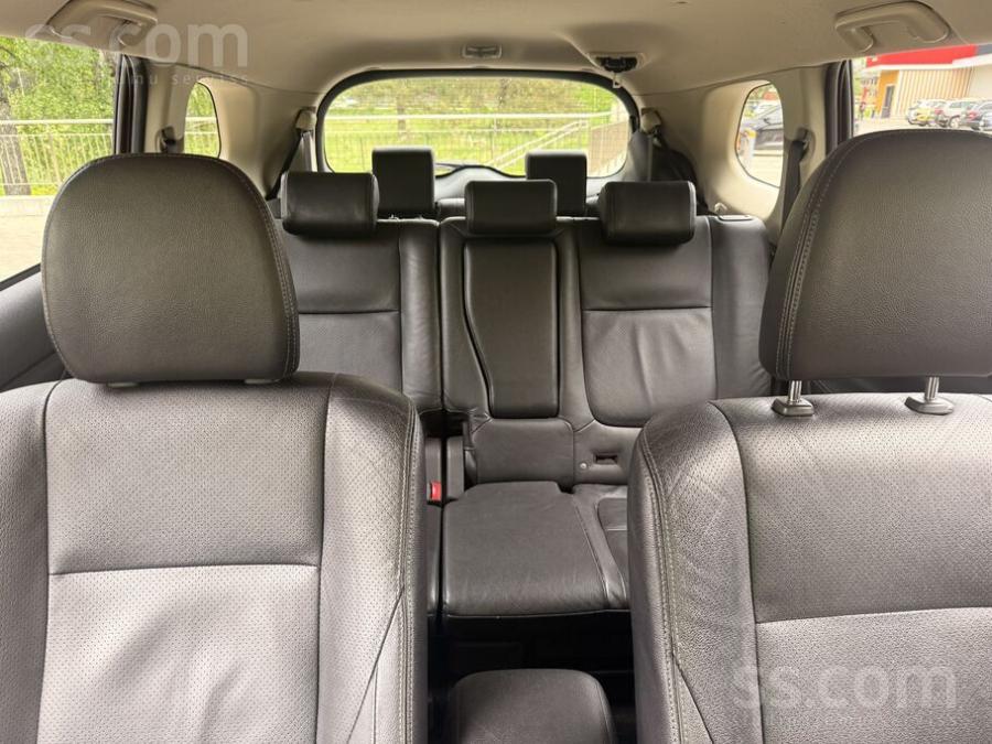 Red Mitsubishi Outlander 2017 in Riga, with an engine capacity of 2.00 L and mileage of 214 thousand km for 11700 €, photo 15 on AUTOMOTO.COM.LV