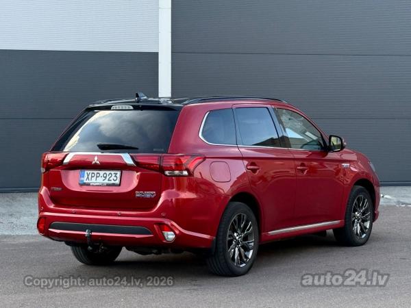 Sarkans Mitsubishi Outlander 2017 Tallina, ar dzinēja tilpumu 2.40 L un nobraukumu 211 tūkst. km par 9990 €, foto 6 vietnē AUTOMOTO.COM.LV