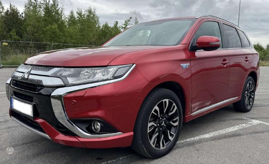 Red Mitsubishi Outlander 2018 in Vilnius, with an engine capacity of 2.00 L and mileage of 54 thousand km for 17399 €, photo 1 on AUTOMOTO.COM.LV
