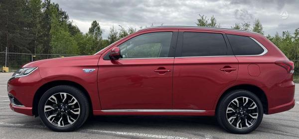 Red Mitsubishi Outlander 2018 in Vilnius, with an engine capacity of 2.00 L and mileage of 54 thousand km for 17399 €, photo 2 on AUTOMOTO.COM.LV