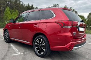 Red Mitsubishi Outlander 2018 in Vilnius, with an engine capacity of 2.00 L and mileage of 54 thousand km for 17399 €, photo 3 on AUTOMOTO.COM.LV