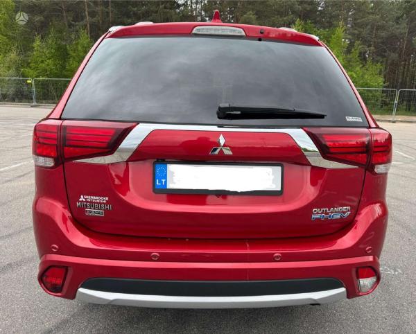 Red Mitsubishi Outlander 2018 in Vilnius, with an engine capacity of 2.00 L and mileage of 54 thousand km for 17399 €, photo 4 on AUTOMOTO.COM.LV