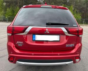 Red Mitsubishi Outlander 2018 in Vilnius, with an engine capacity of 2.00 L and mileage of 54 thousand km for 17399 €, photo 4 on AUTOMOTO.COM.LV