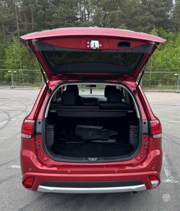 Red Mitsubishi Outlander 2018 in Vilnius, with an engine capacity of 2.00 L and mileage of 54 thousand km for 17399 €, photo 5 on AUTOMOTO.COM.LV