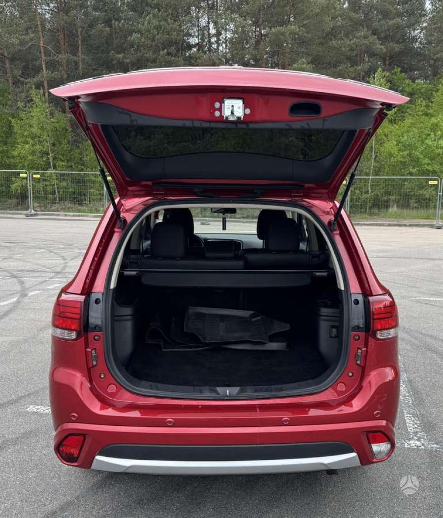 Red Mitsubishi Outlander 2018 in Vilnius, with an engine capacity of 2.00 L and mileage of 54 thousand km for 17399 €, photo 5 on AUTOMOTO.COM.LV