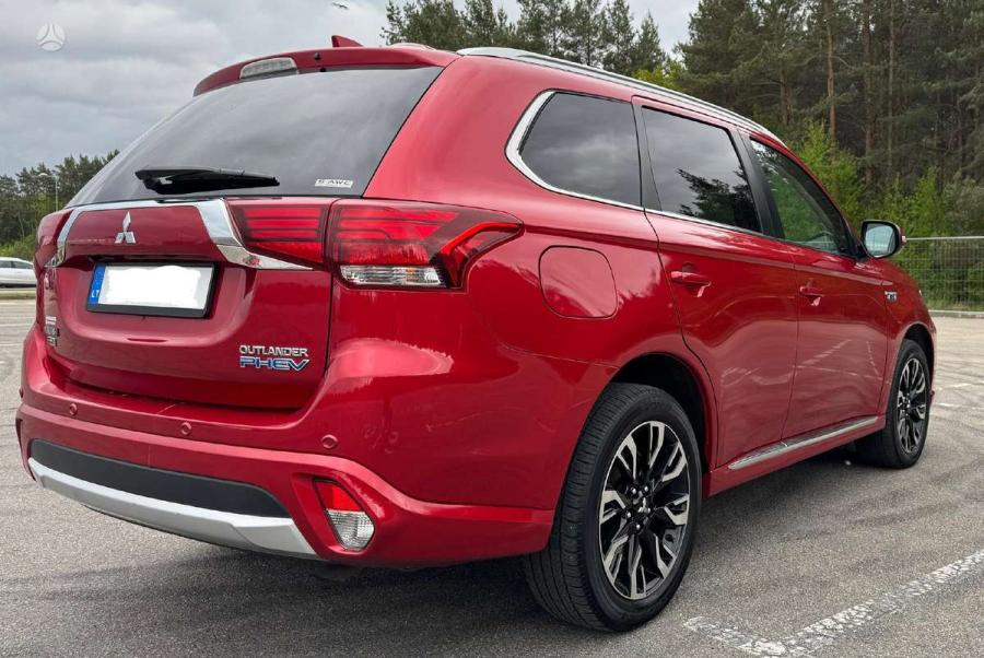 Red Mitsubishi Outlander 2018 in Vilnius, with an engine capacity of 2.00 L and mileage of 54 thousand km for 17399 €, photo 6 on AUTOMOTO.COM.LV