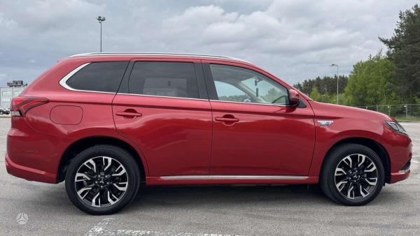 Red Mitsubishi Outlander 2018 in Vilnius, with an engine capacity of 2.00 L and mileage of 54 thousand km for 17399 €, photo 7 on AUTOMOTO.COM.LV