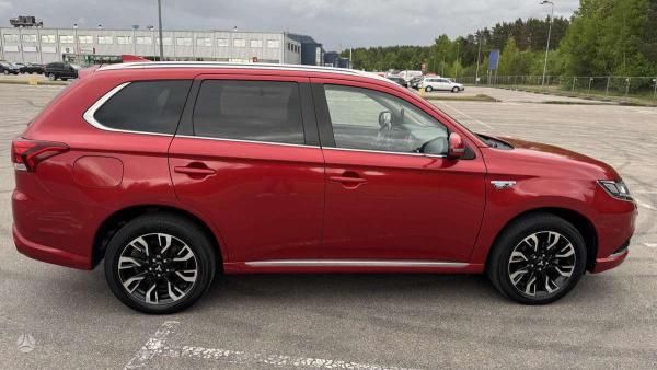 Red Mitsubishi Outlander 2018 in Vilnius, with an engine capacity of 2.00 L and mileage of 54 thousand km for 17399 €, photo 8 on AUTOMOTO.COM.LV